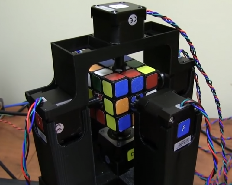 El robot que resuelve el cubo de Rubik en un segundo – .: 60 Minutos